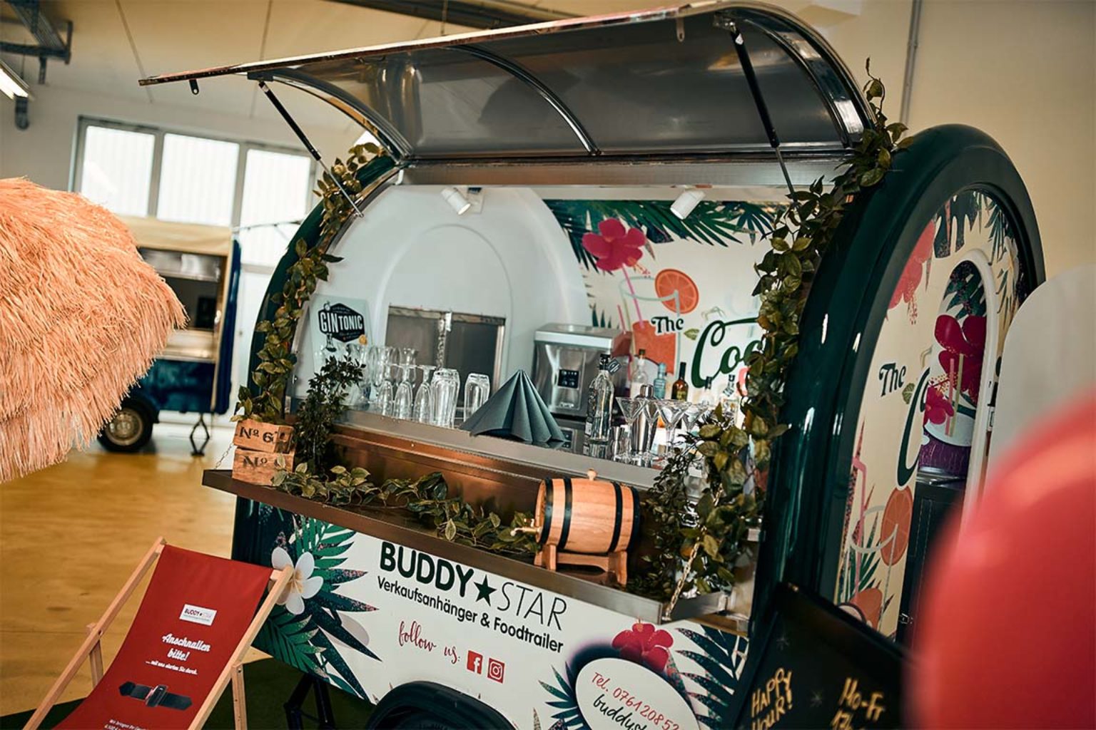 Mobile Cocktailbar kaufen: Verkaufsklappe öffnen und losmixen